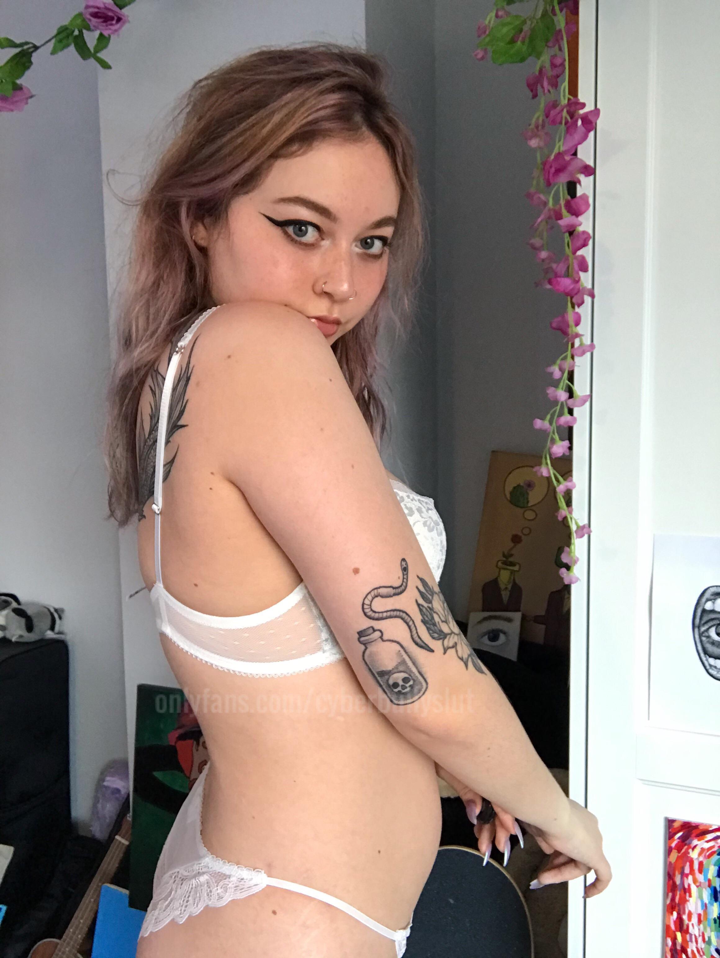 helloooo | Scrolller