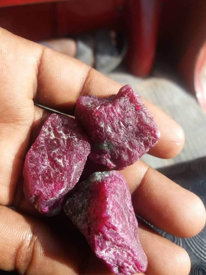 Help identifying this rock? Is it valuable? | Scrolller