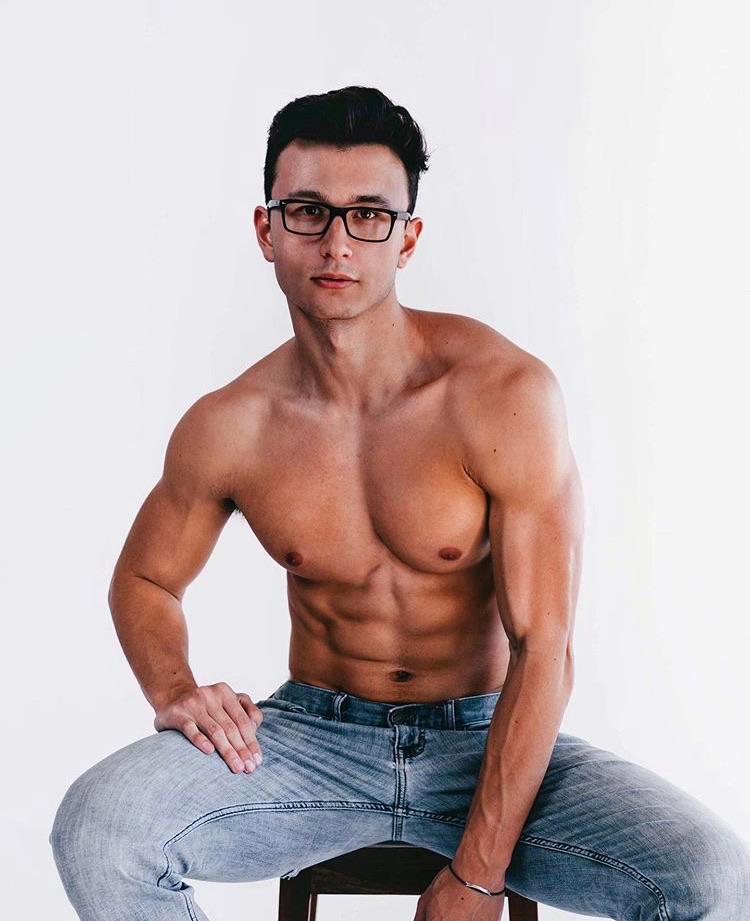 Henry Selis | Scrolller