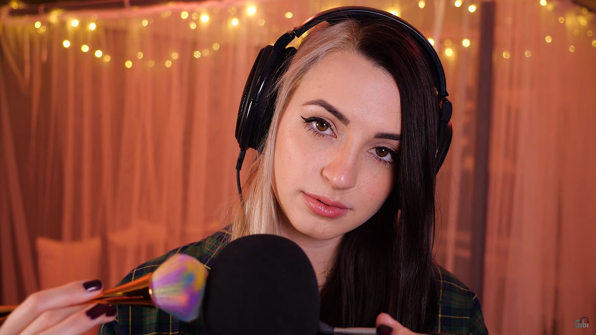 Her eye contact omg, she's too pretty! | Scrolller