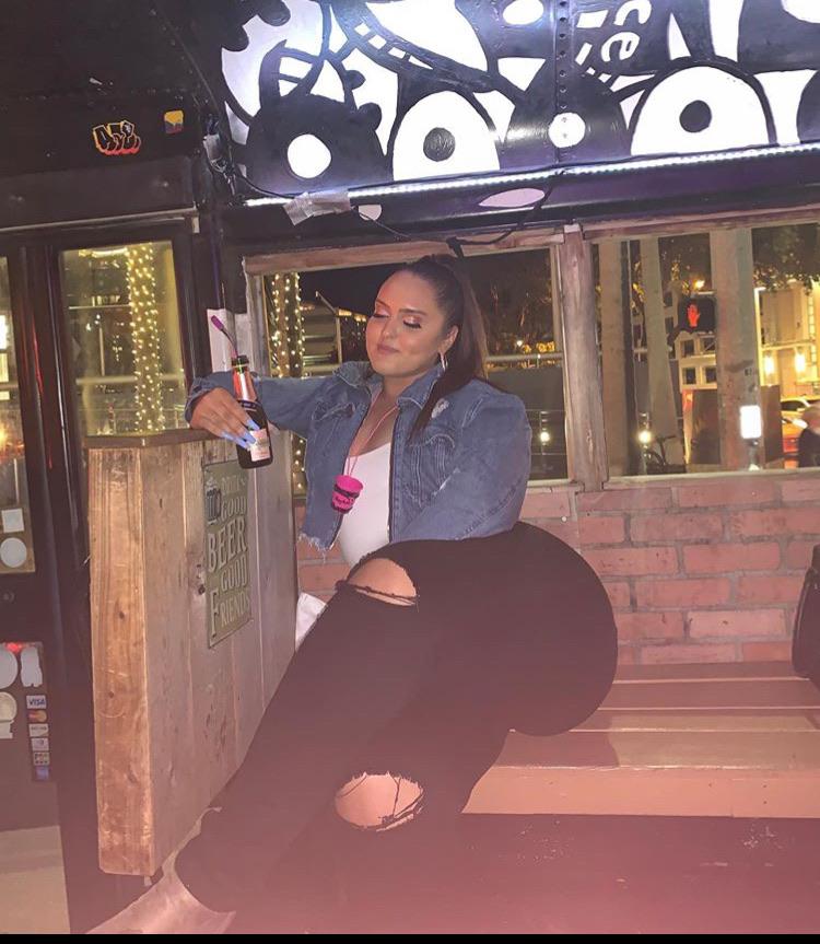 Her sister is dummy thicc 😍 | Scrolller