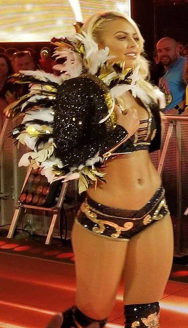 Her Thick Thighs and Wide Hips | Scrolller