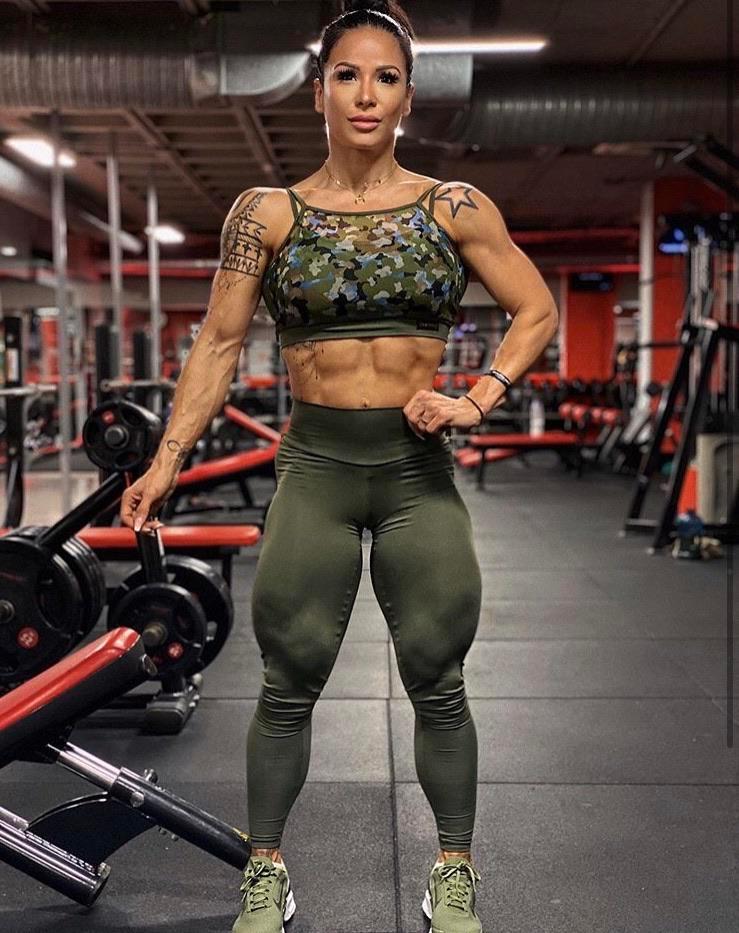 Her thighs will squish you | Scrolller