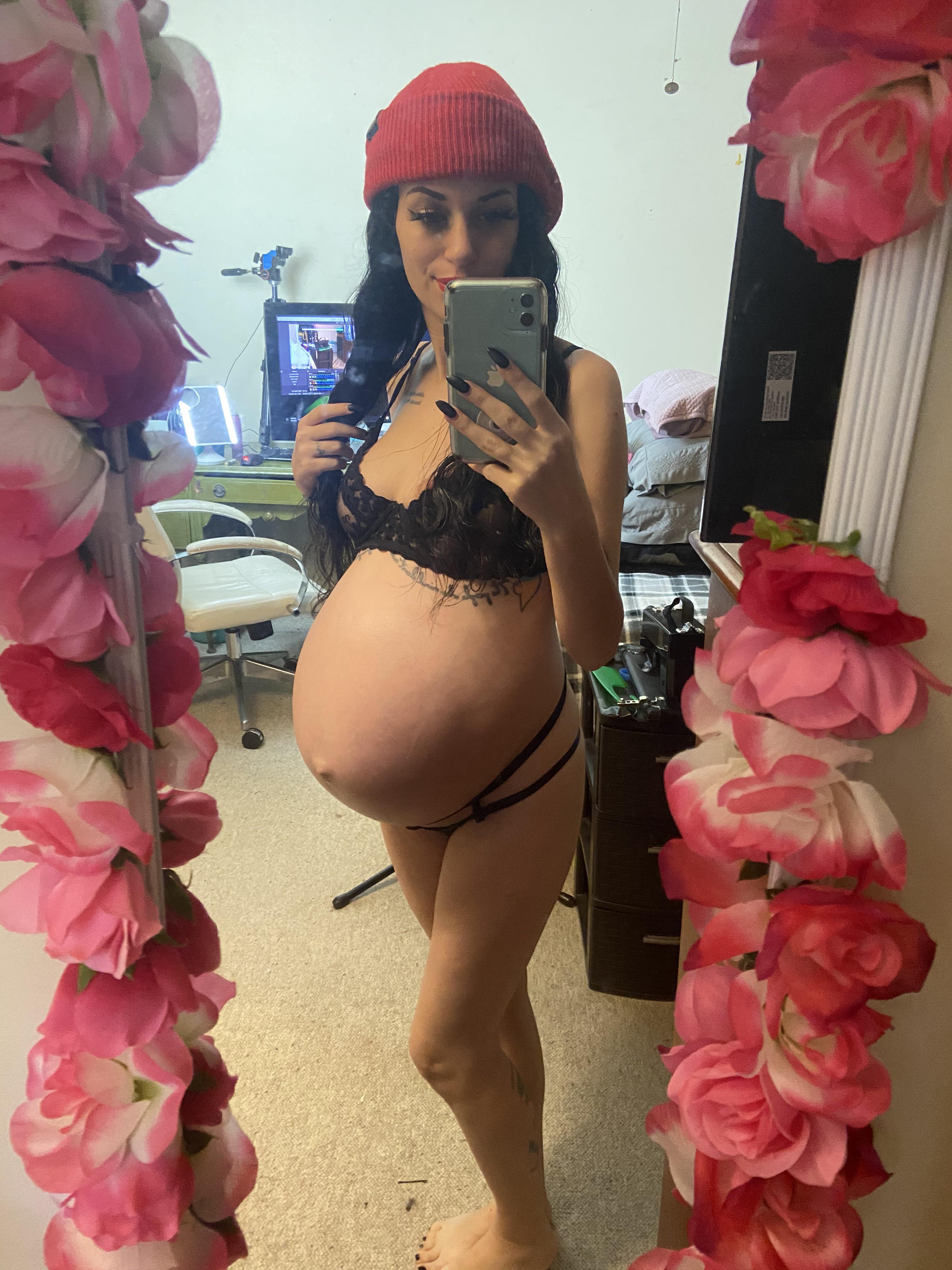Her twin bump is amazing! | Scrolller