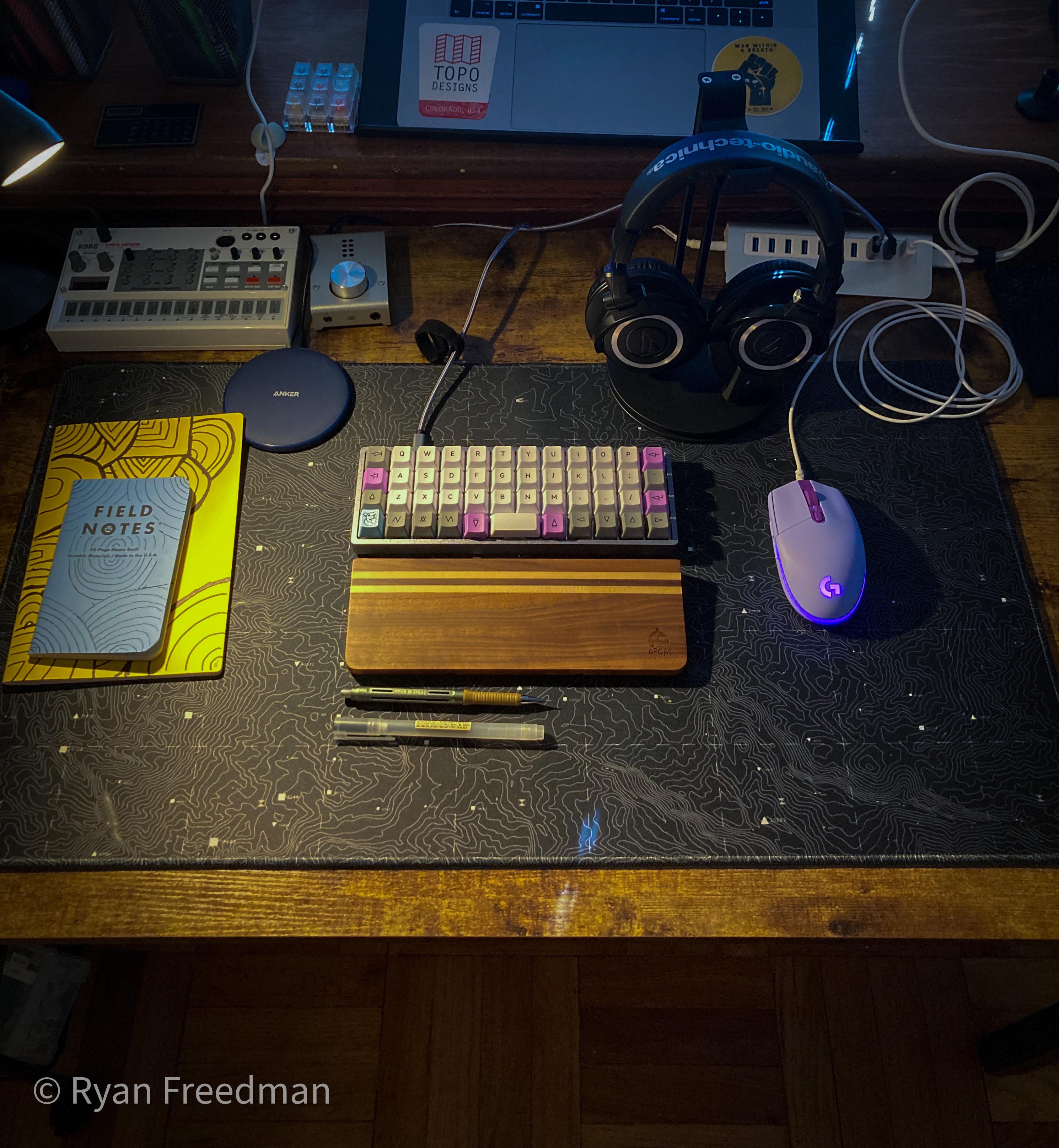 Here’s my desk! | Scrolller