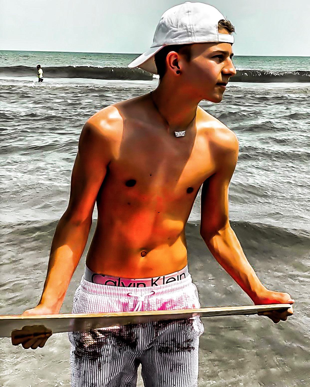 He's got some bulge action going on in this pic 👀 | Scrolller