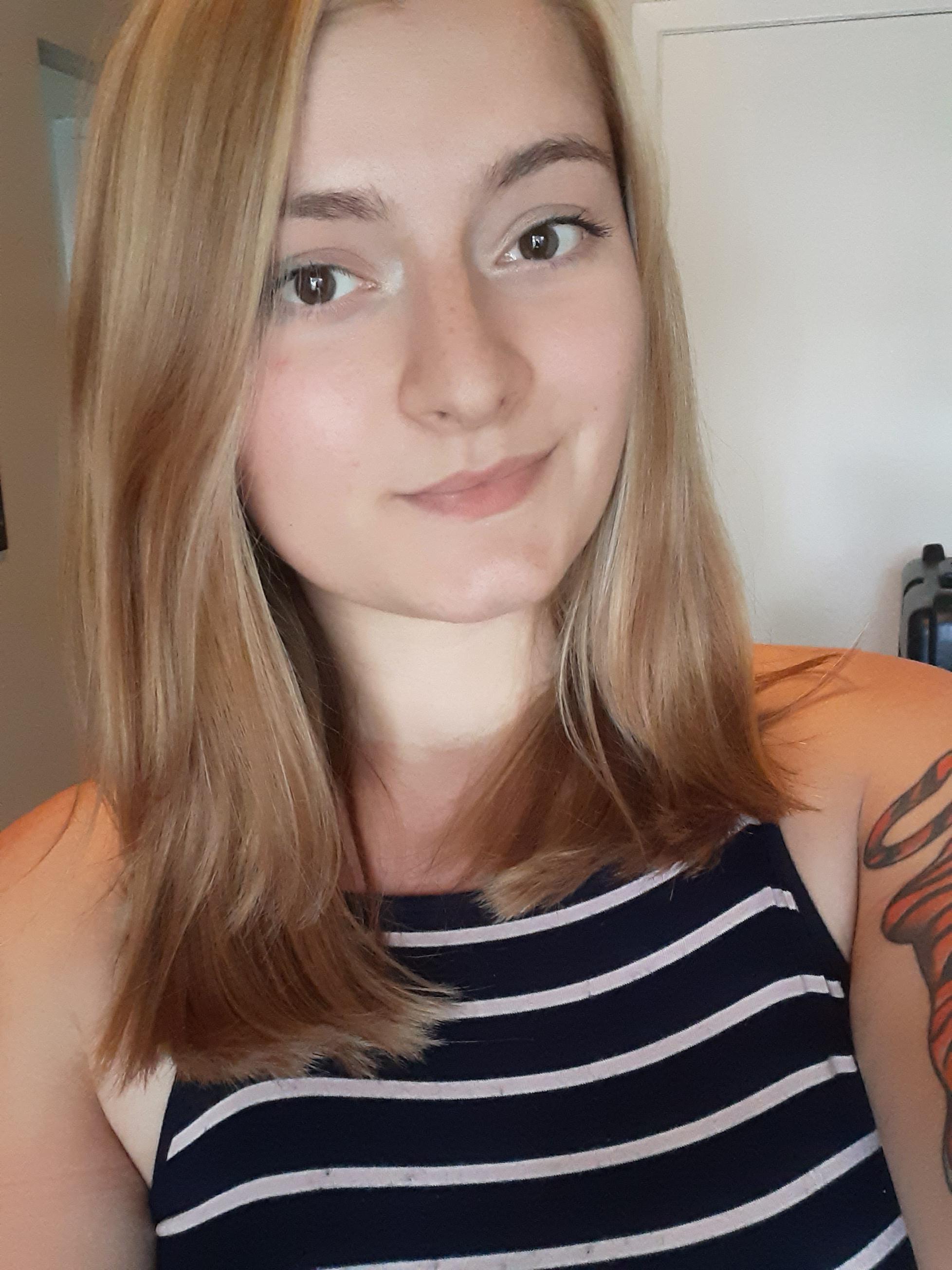 Hey 😊 (25F) | Scrolller