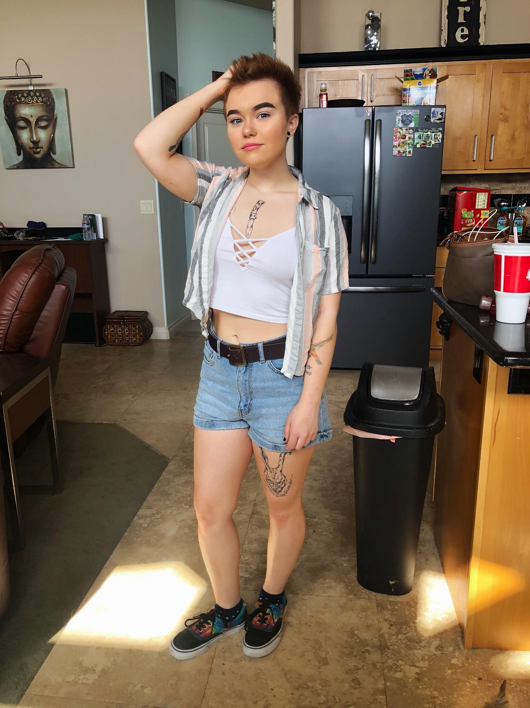 Hey bois, a full body picture for once! Heck! | Scrolller