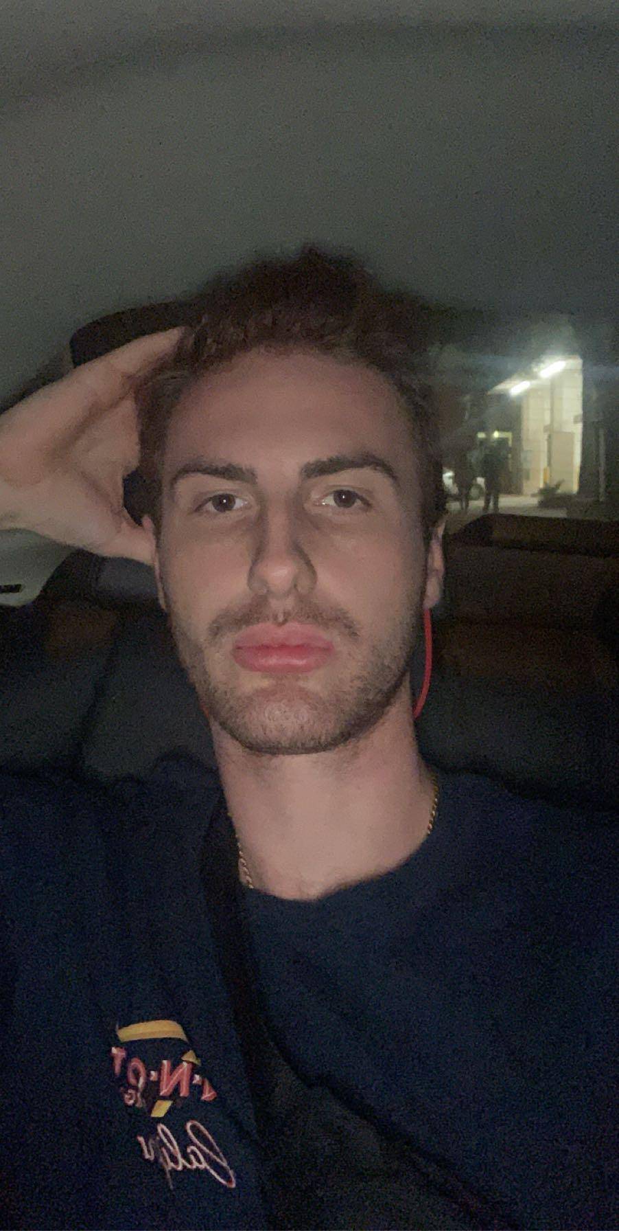 Hey boys 👋🏻 | Scrolller