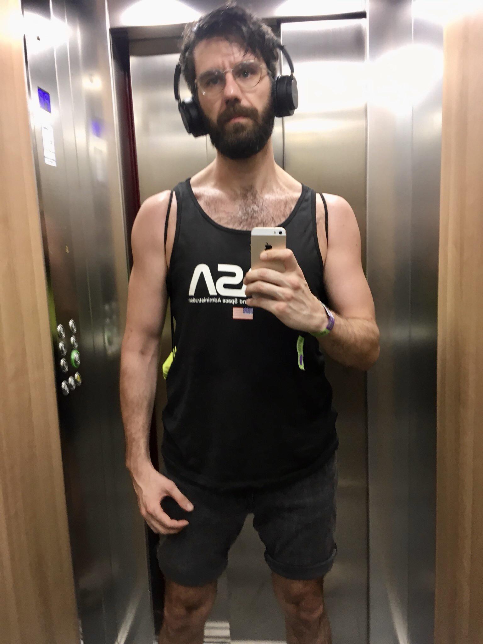 Hey bros (M/33) | Scrolller