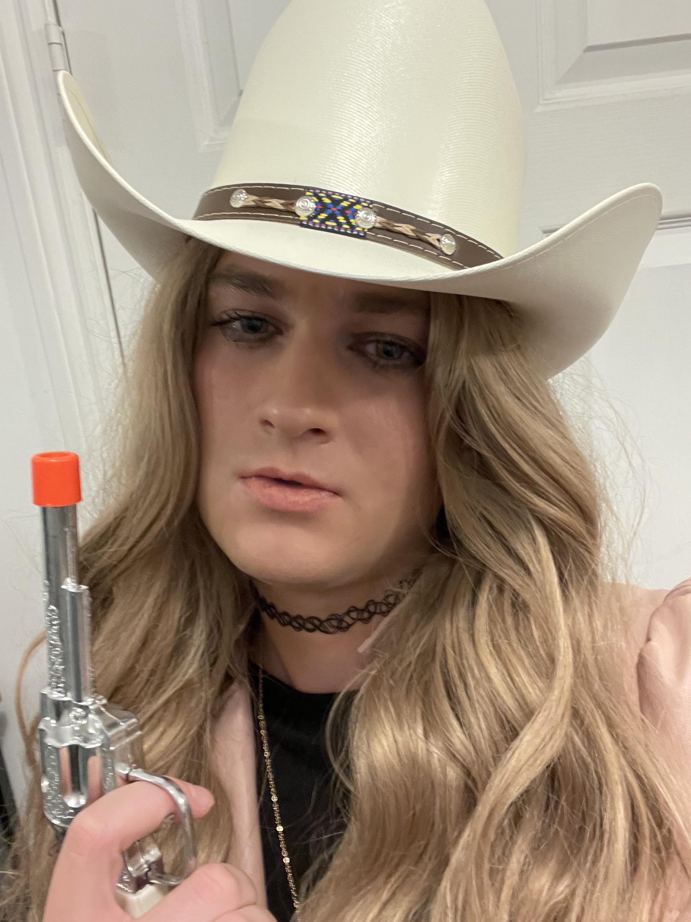 Hey there cowboy… | Scrolller