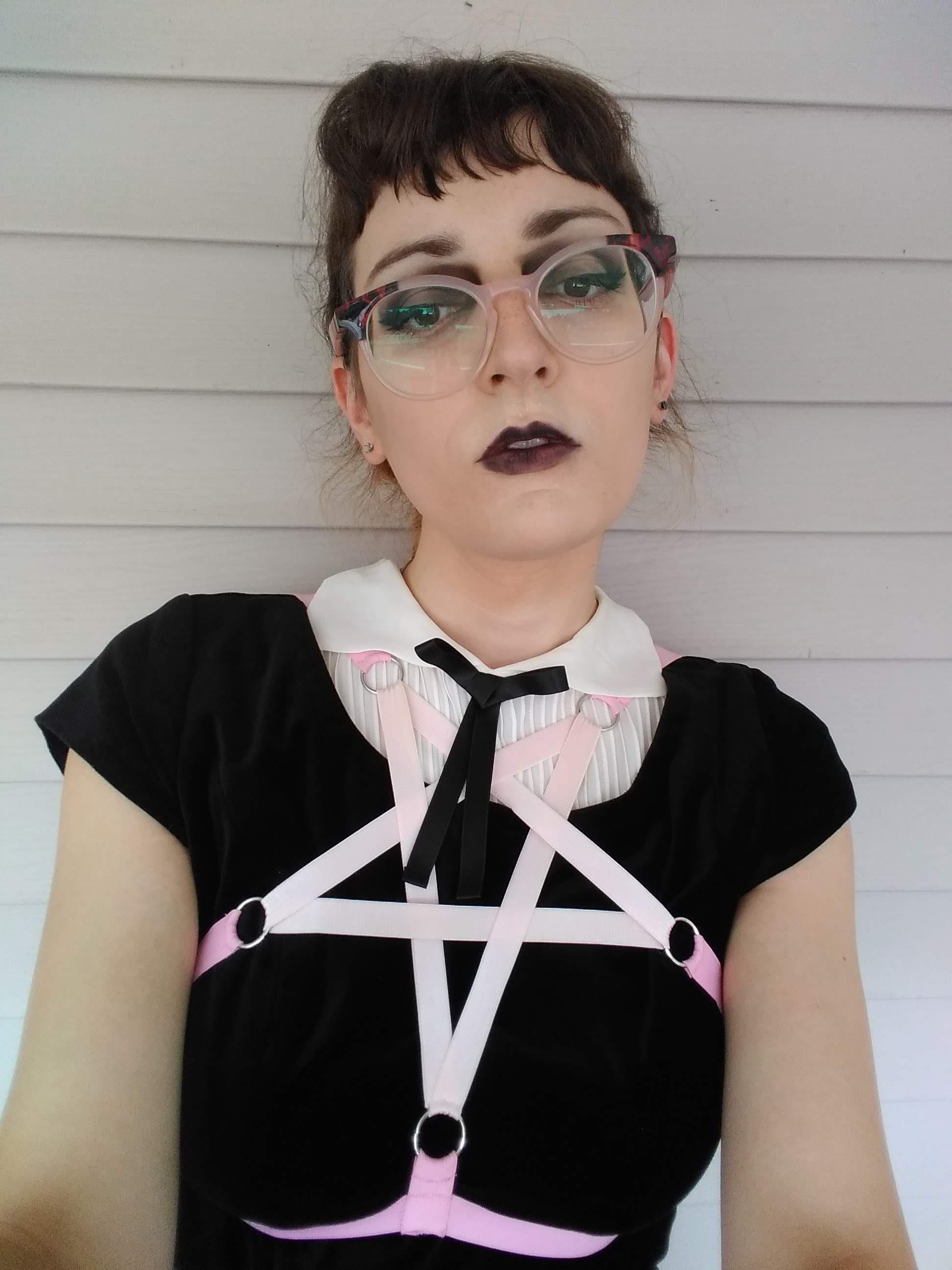 hey what's up I'm Wednesday Addams' long lost cousin uhhh Mercoledí | Scrolller