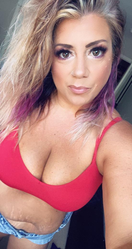 Hey y’all! 43f milf. Just another Monday, making the best of it! | Scrolller