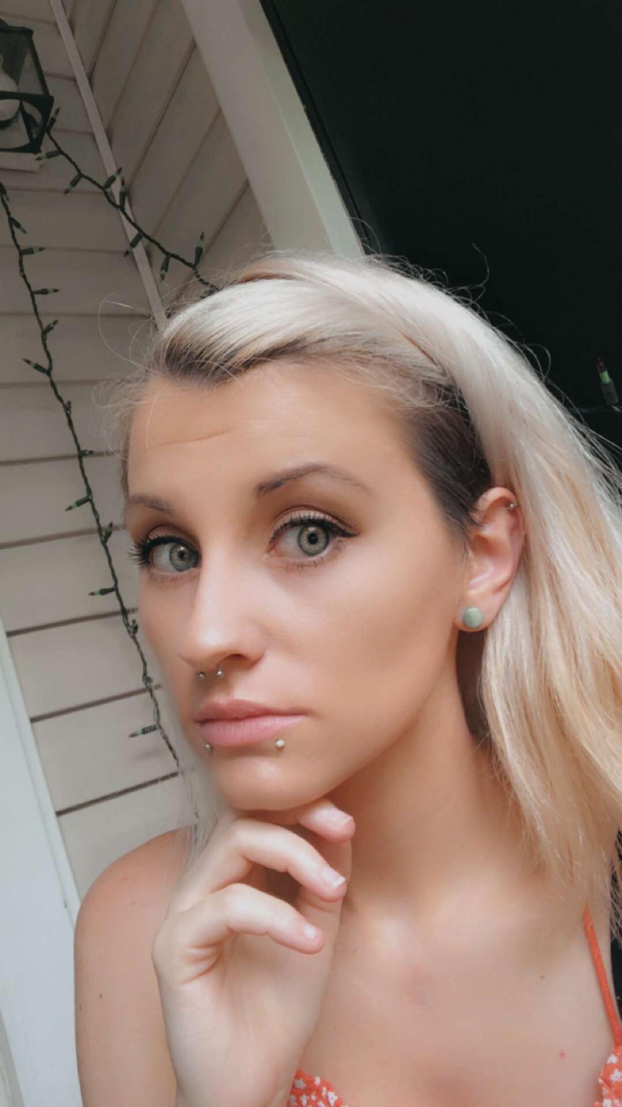 Hi boys…. 😘 | Scrolller