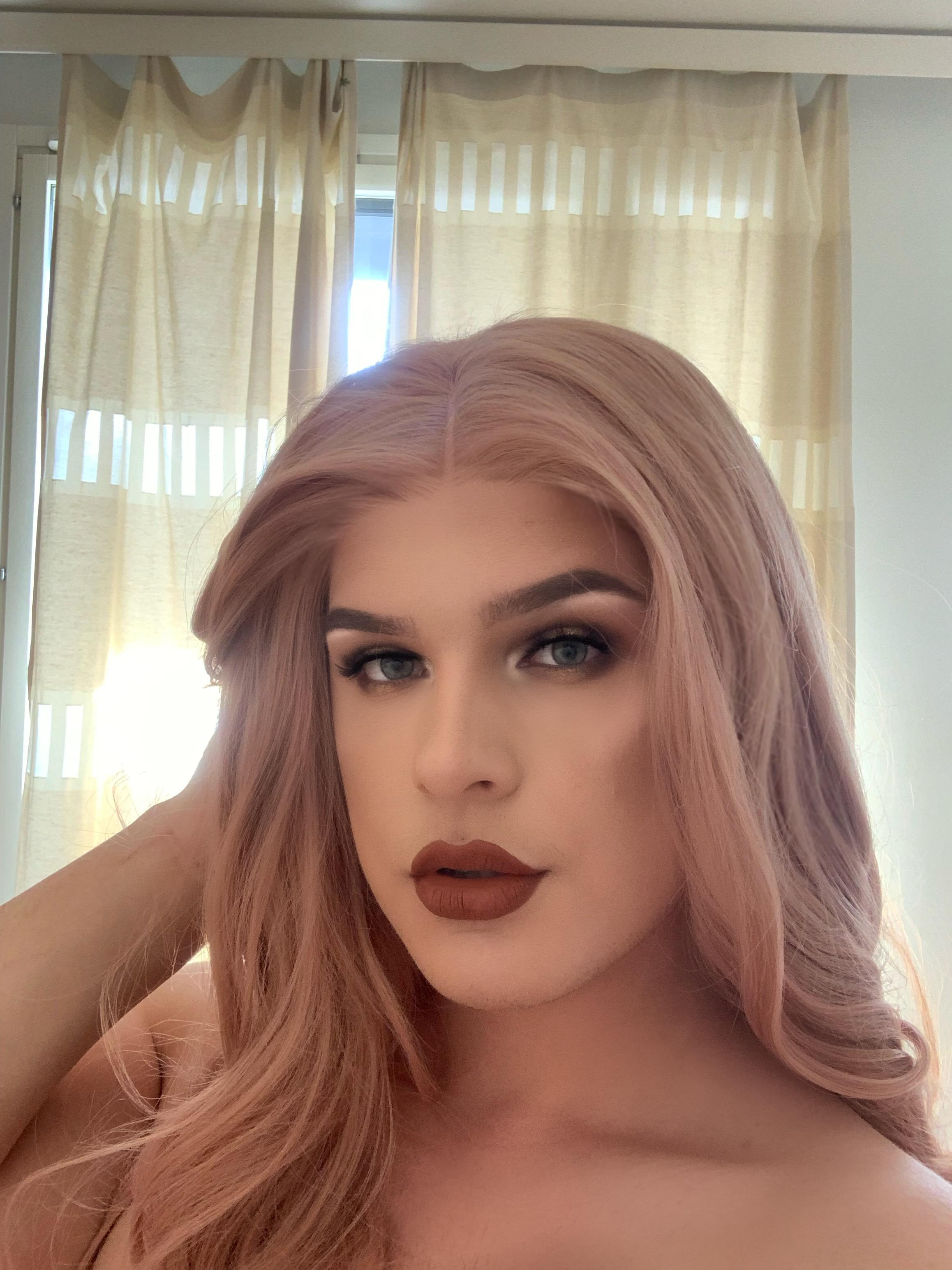 Hi 👋🏻 My name is Leona 😊 | Scrolller