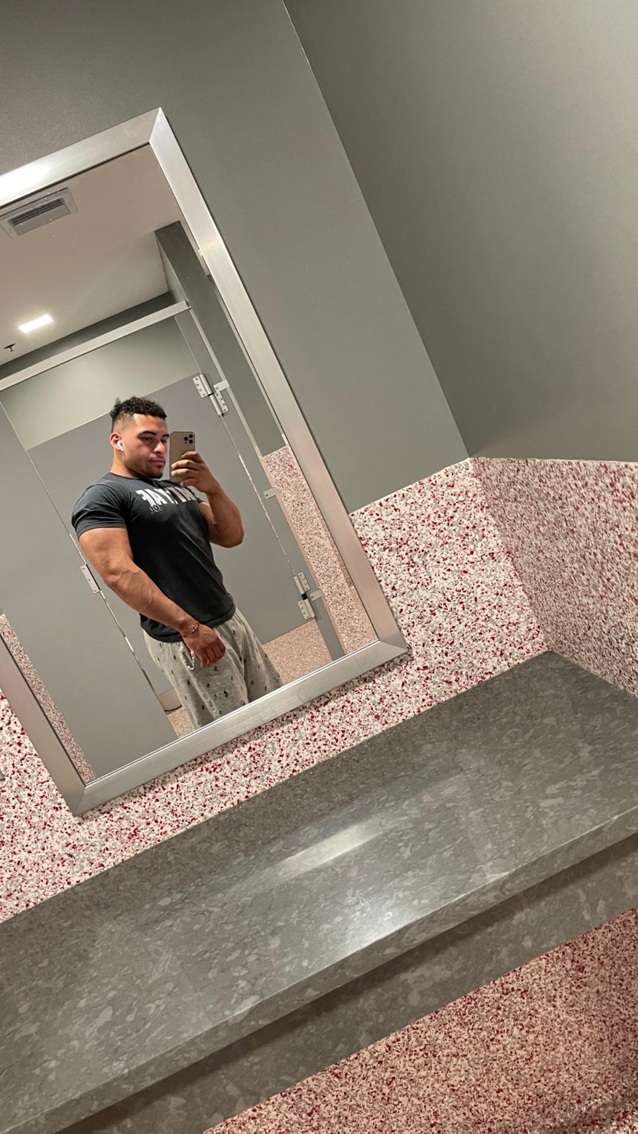 Hi ( over 18 ) | Scrolller