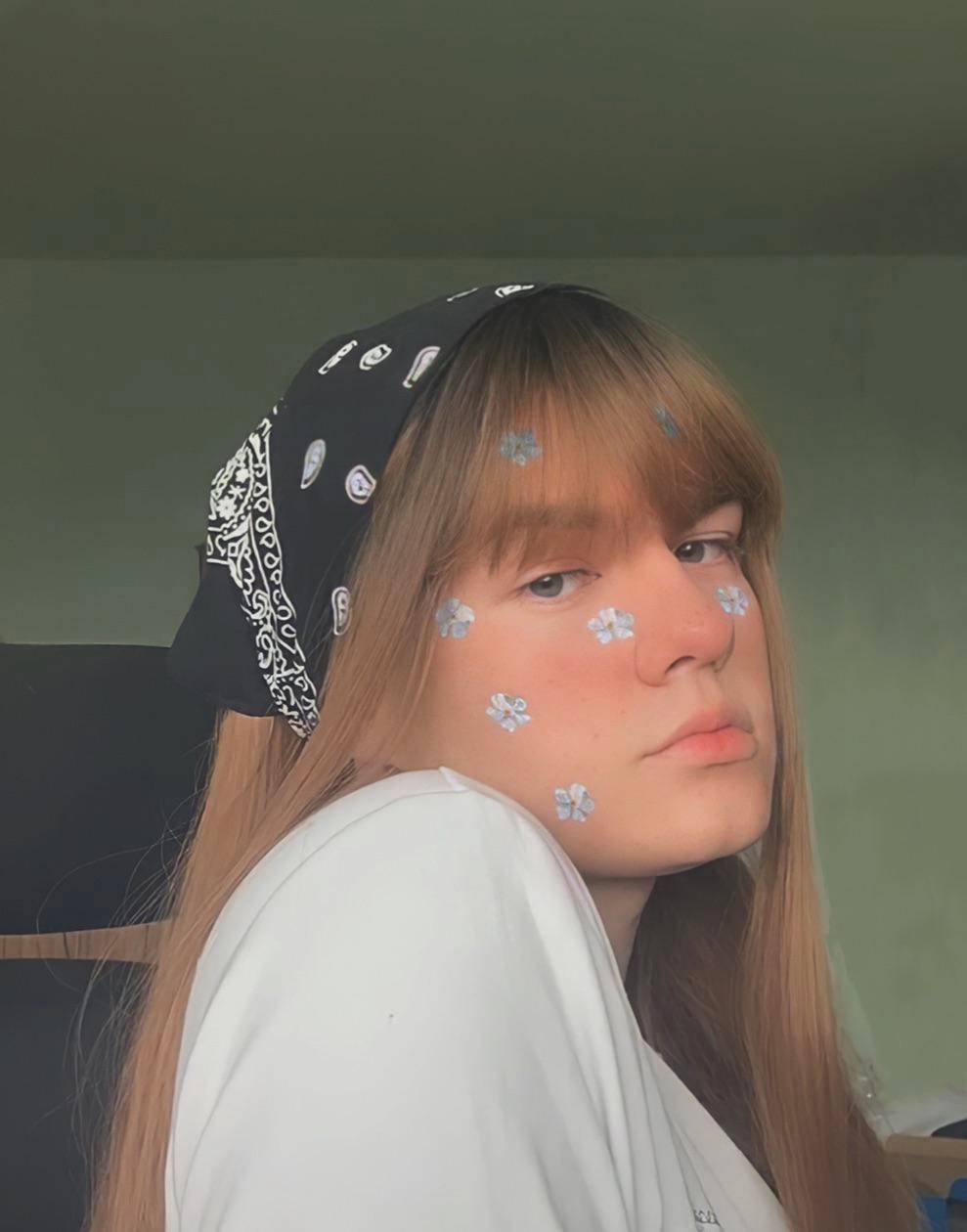 hi!:) [over 18] | Scrolller