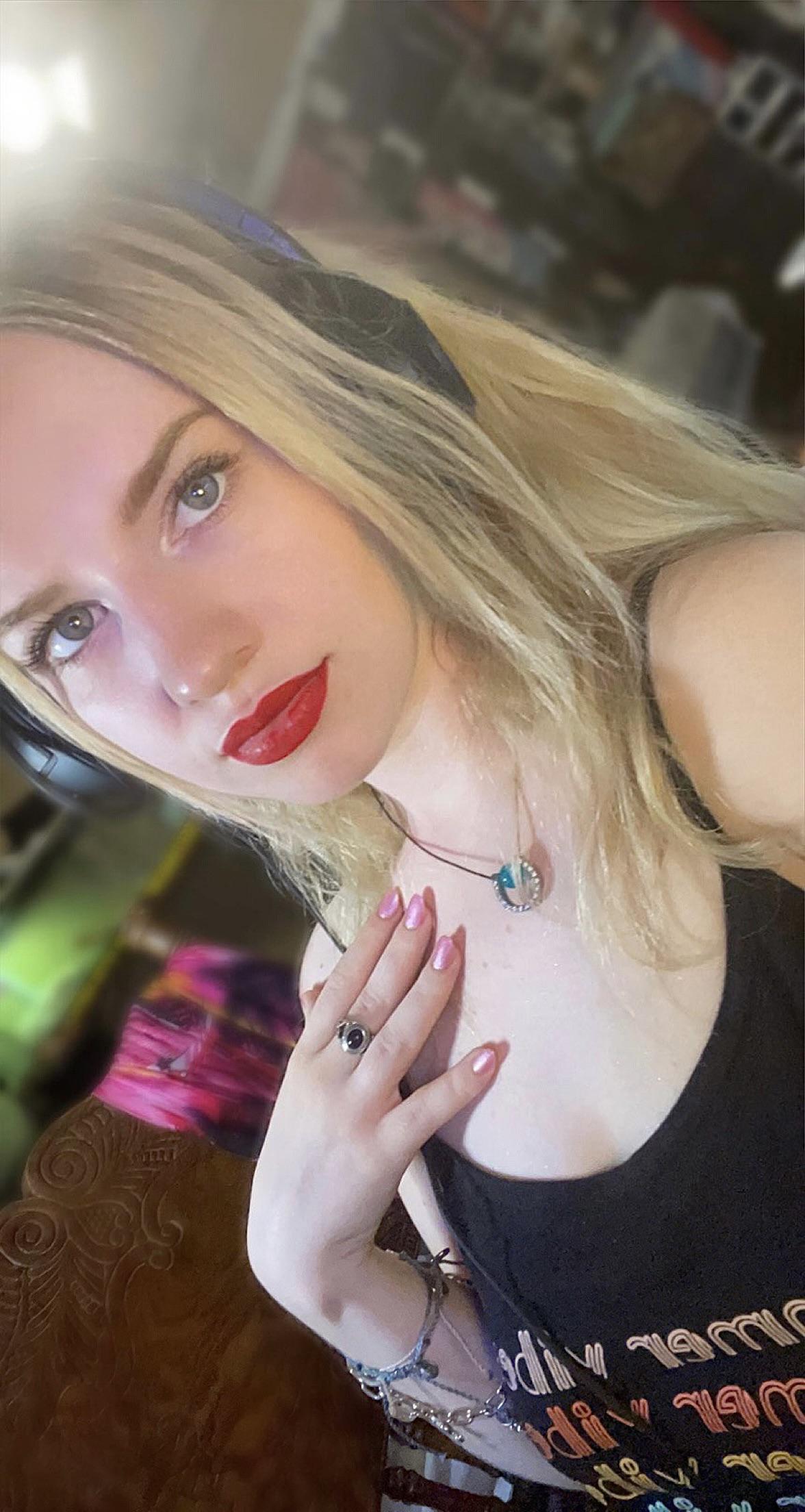 Hi y’all ️ | Scrolller