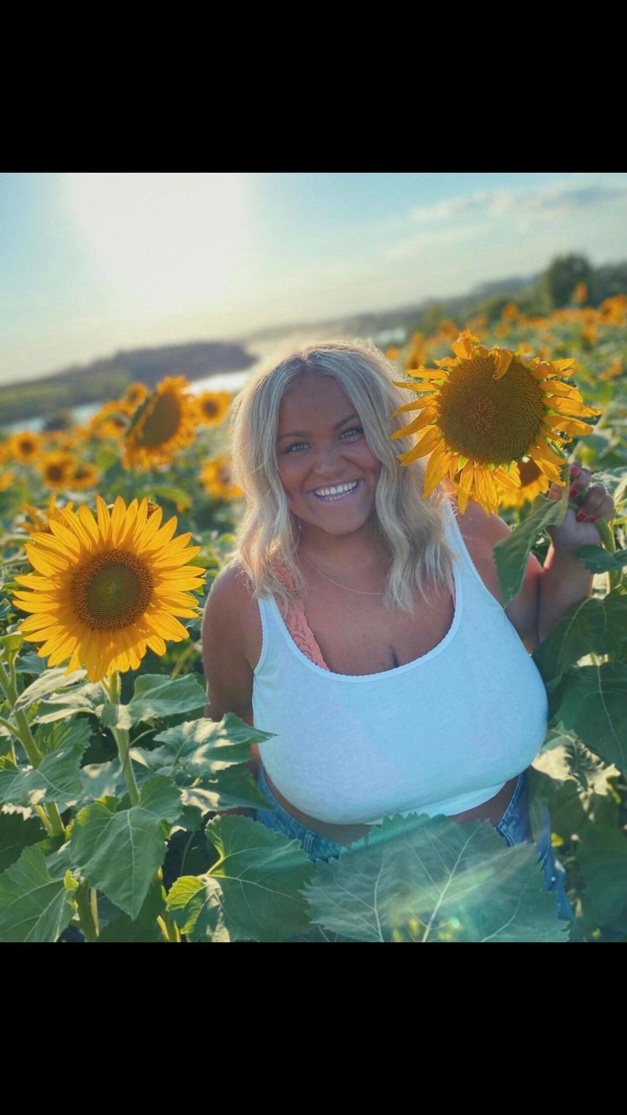 Hiding in sunflowers | Scrolller