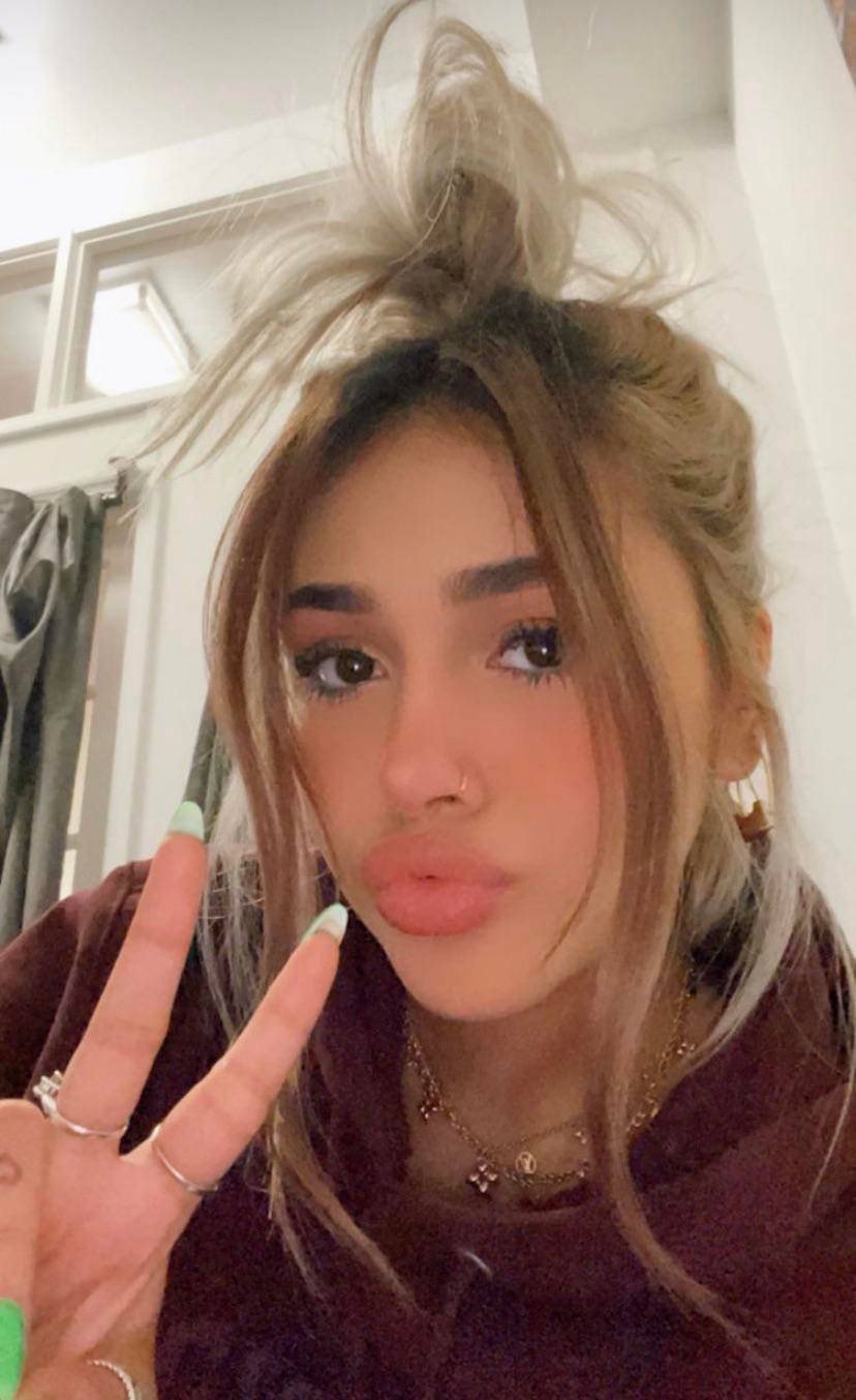 Hihi (over 18) | Scrolller