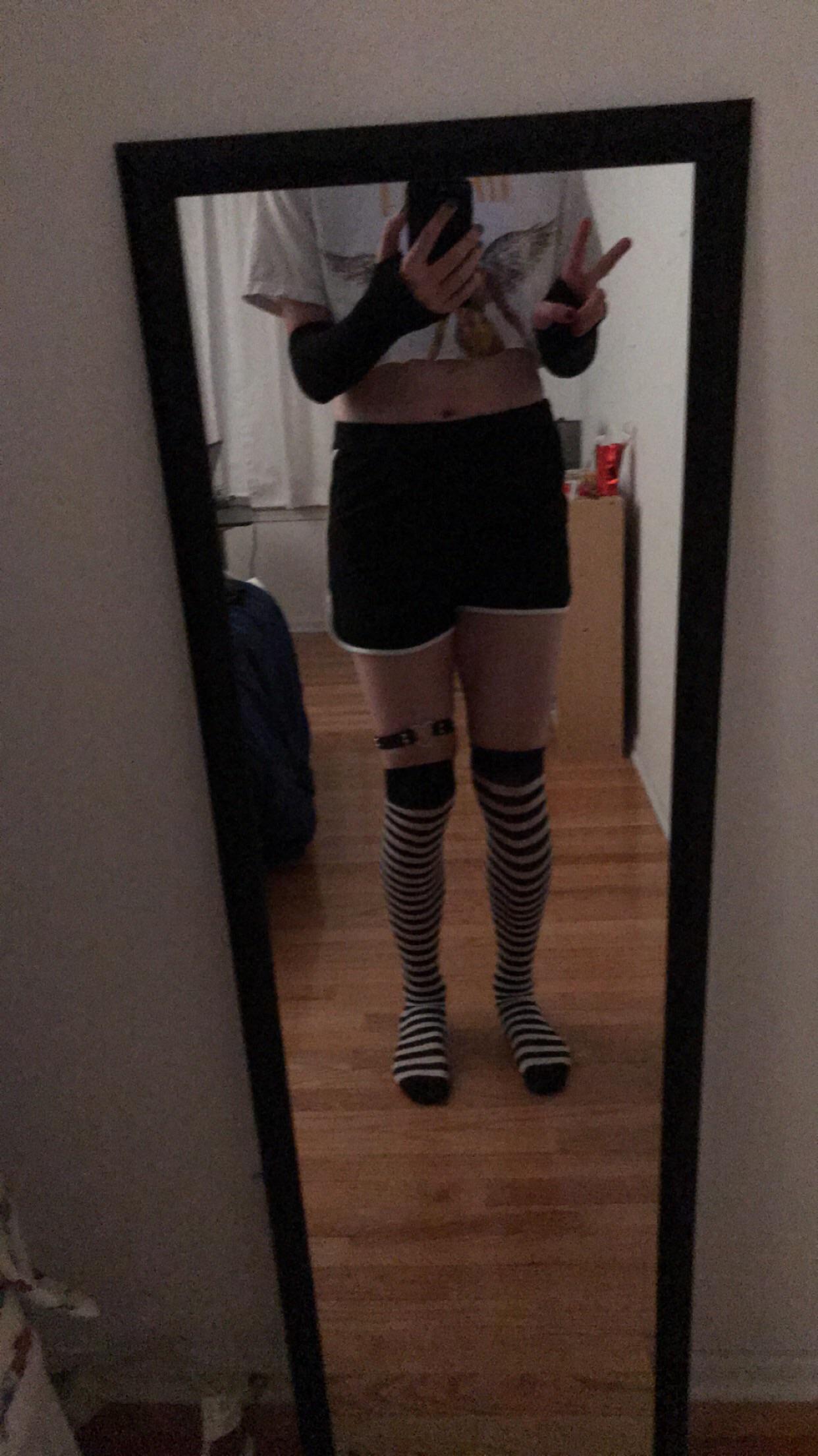 Hiiiiii :3 who wants to cuddle ^-^ | Scrolller