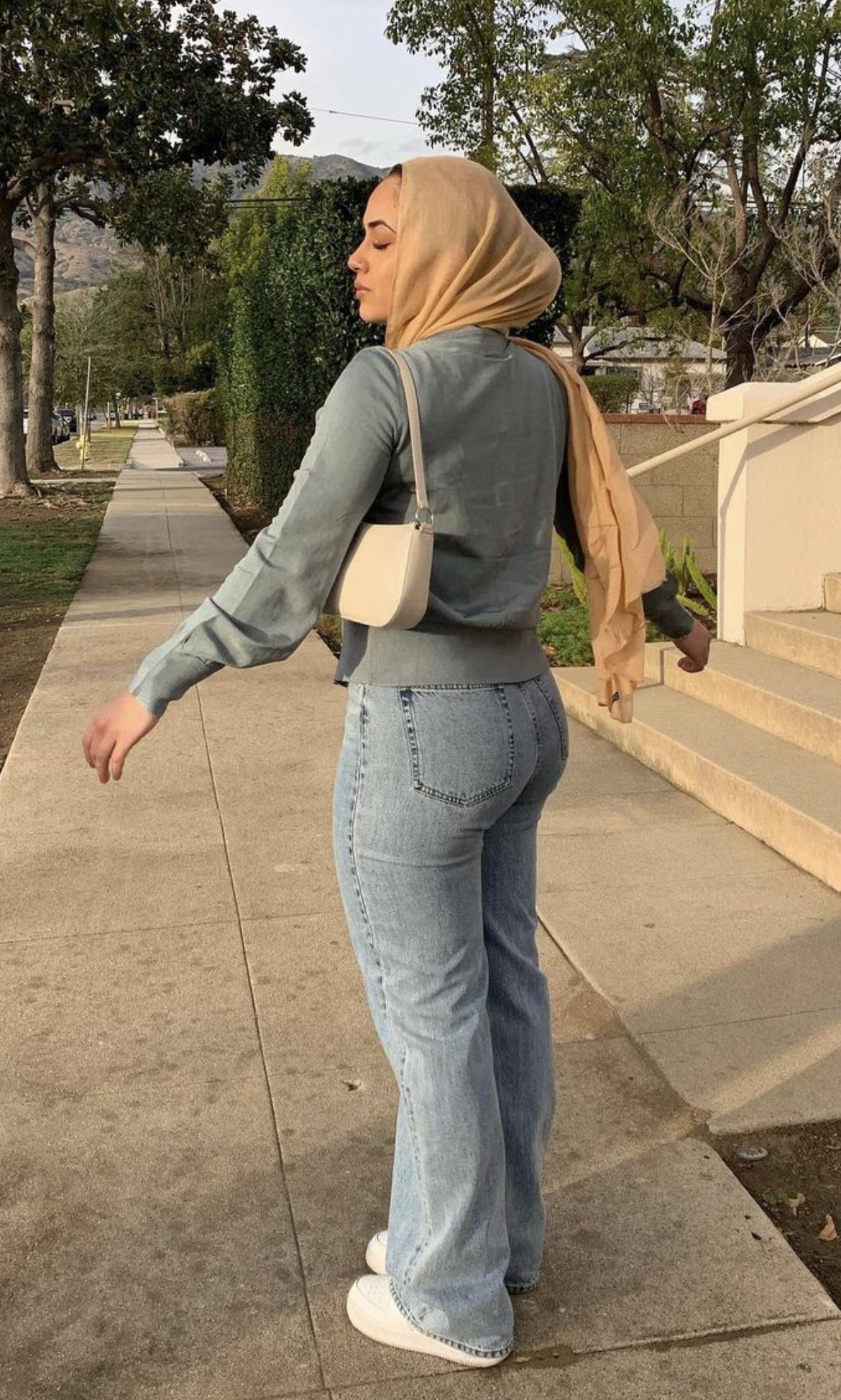 Hijabi with a booty | Scrolller