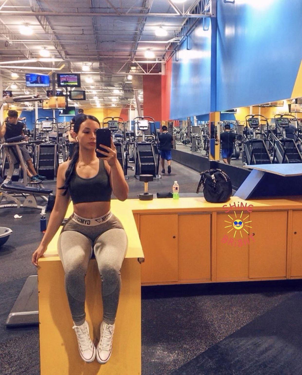 Hips sitting really thickkk | Scrolller