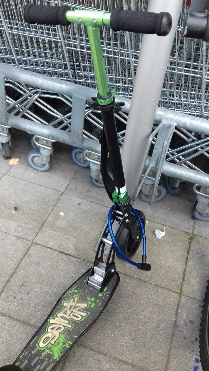 HMJB while I lock my scooter. | Scrolller