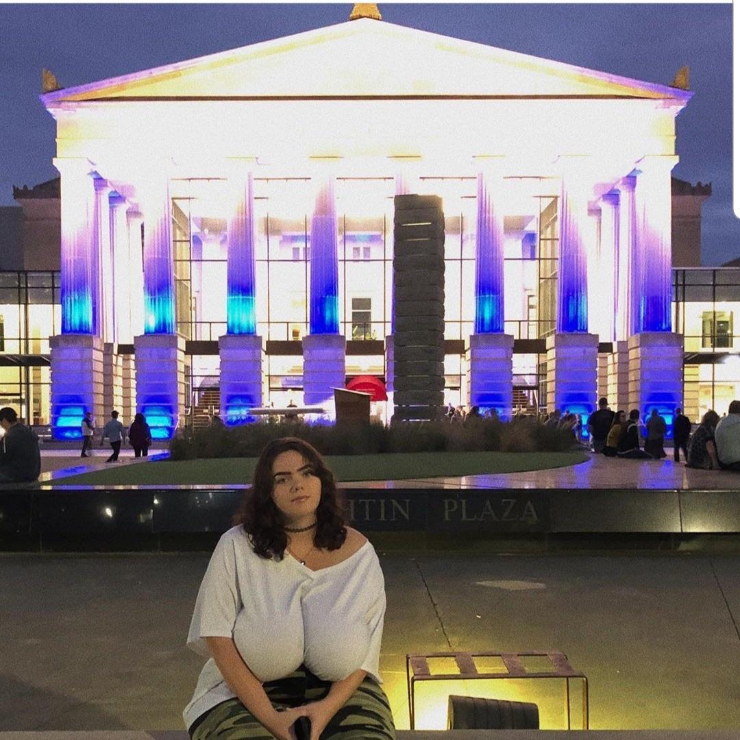 Hmmm she doesnt even seem to be trying | Scrolller