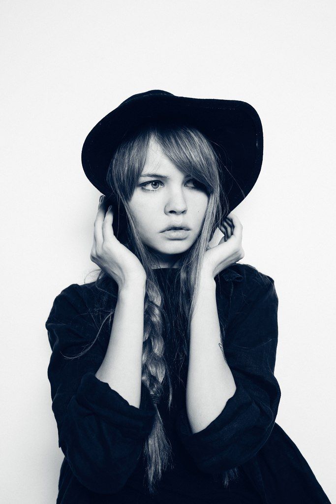 Holding on to her hat | Scrolller