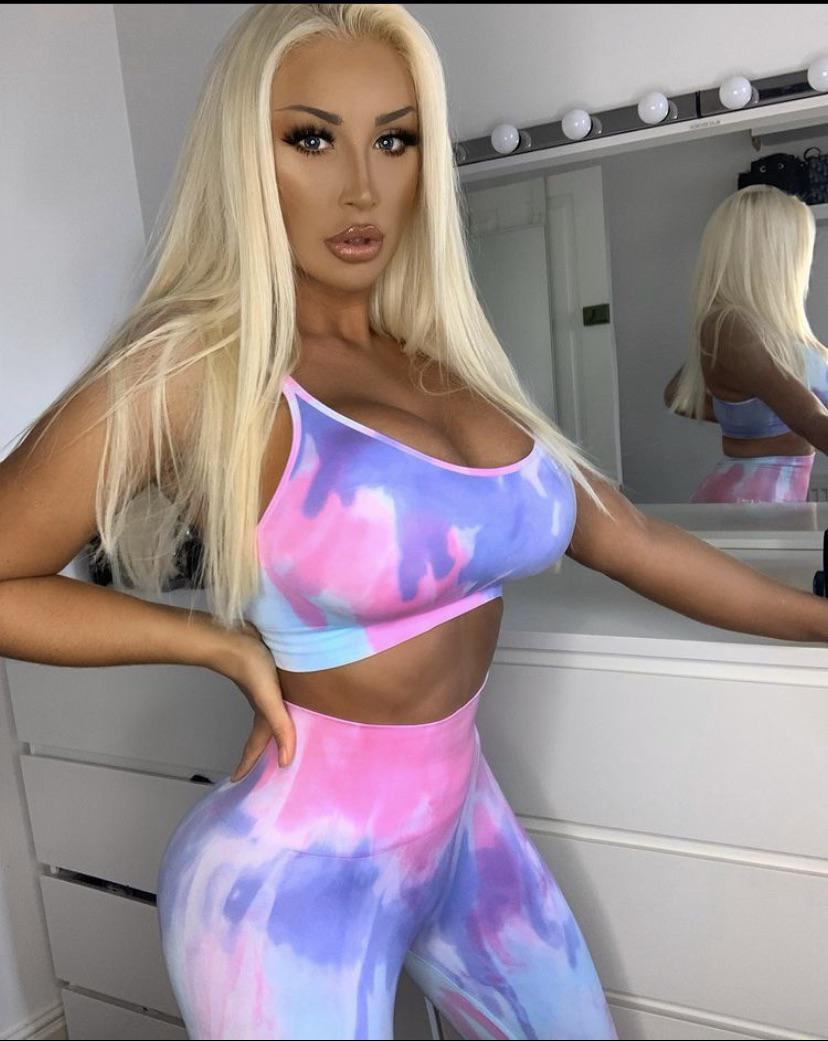 Holly Deacon | Scrolller