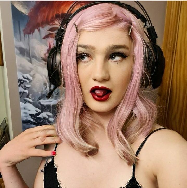 Honestly mistress just Kik me | Scrolller