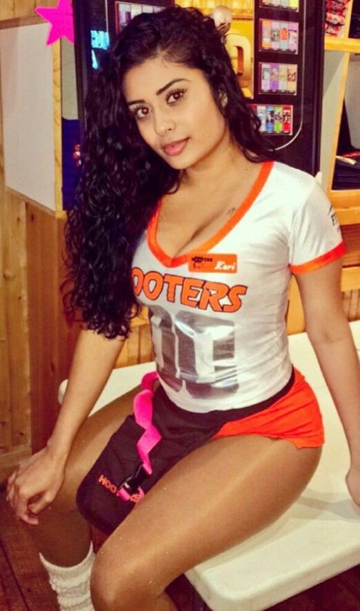 Hooters | Scrolller