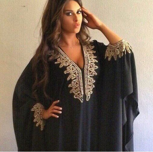 Hot Arab girl in Abaya | Scrolller