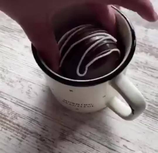 Hot cocoa bomb | Scrolller