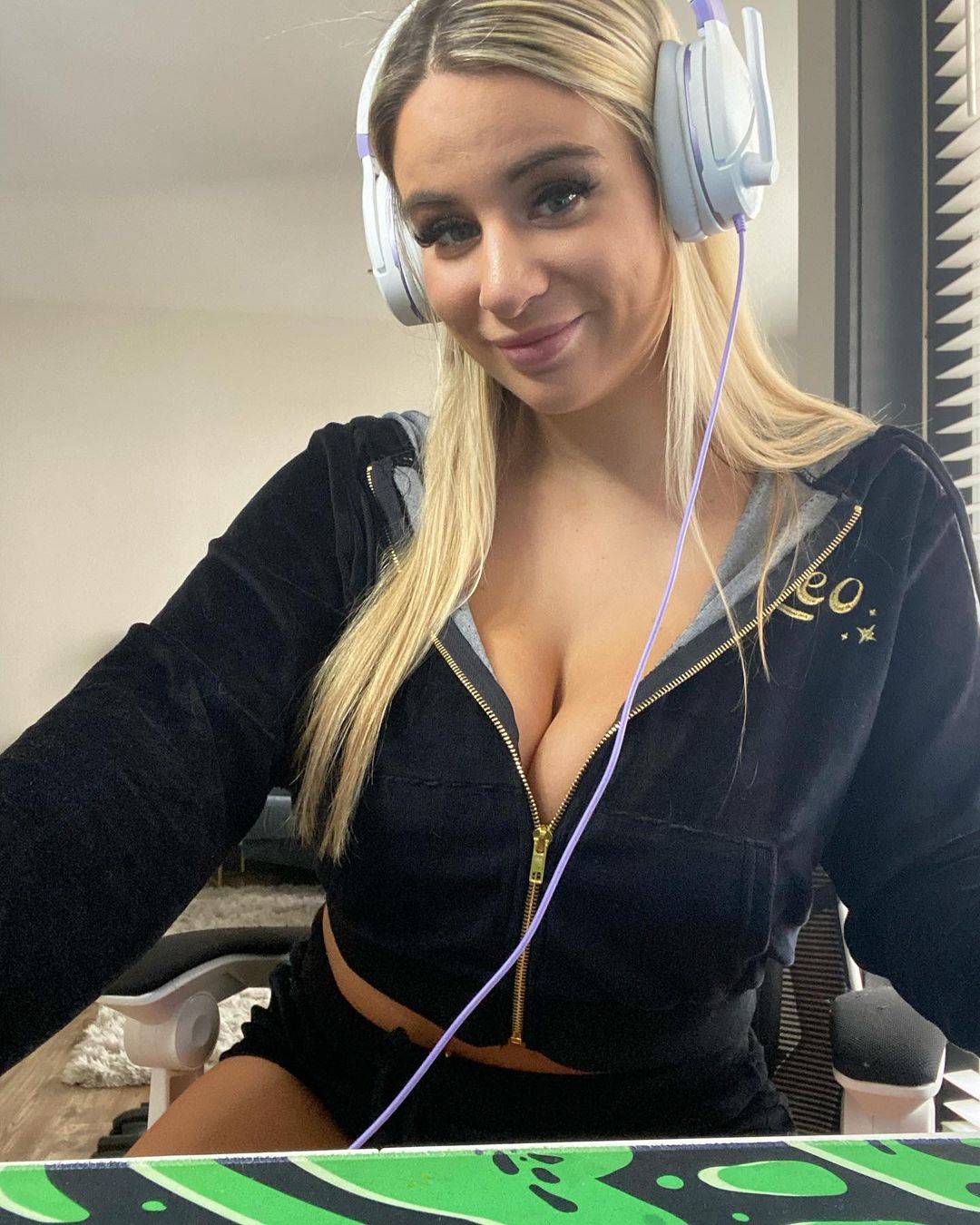 Hot girls play games too :D | Scrolller