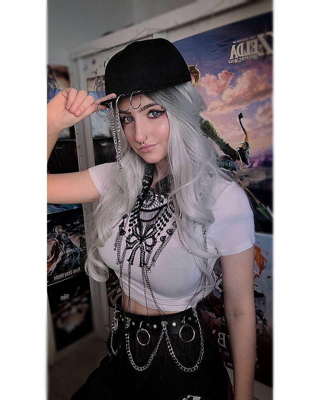 Hot gothic girl | Scrolller