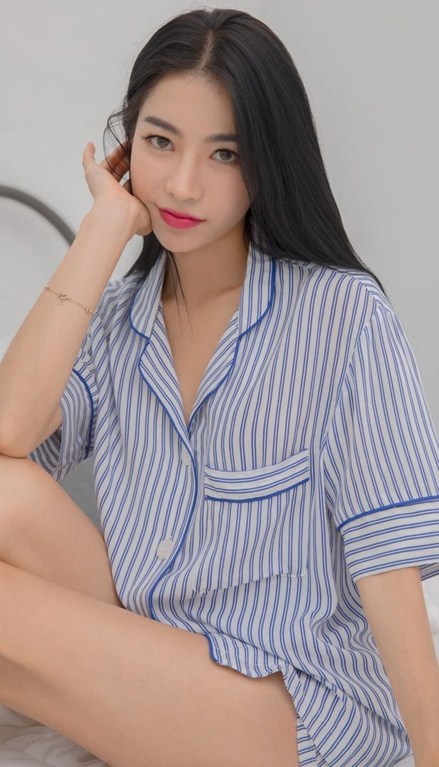 Hot Korean Babe Scrolller