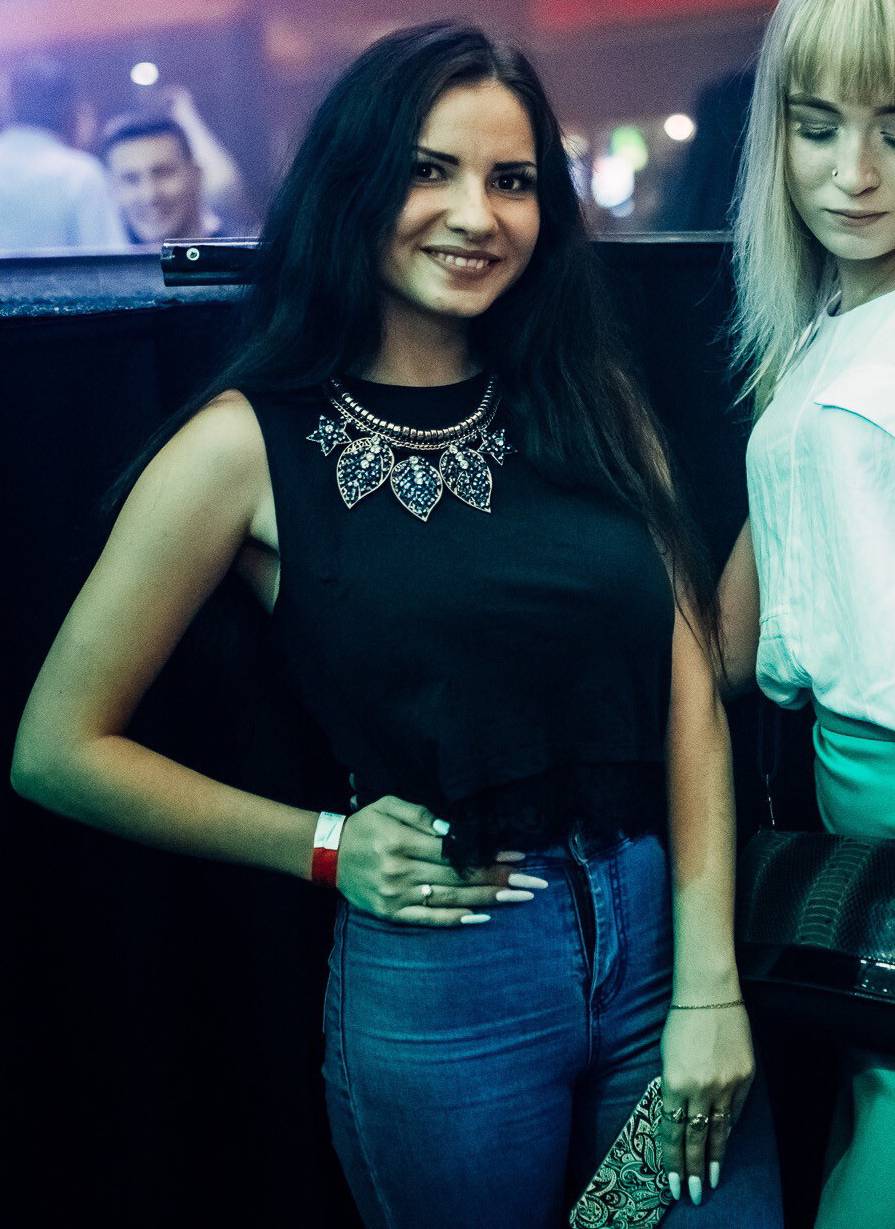 Hot Lady With Long Nails | Scrolller