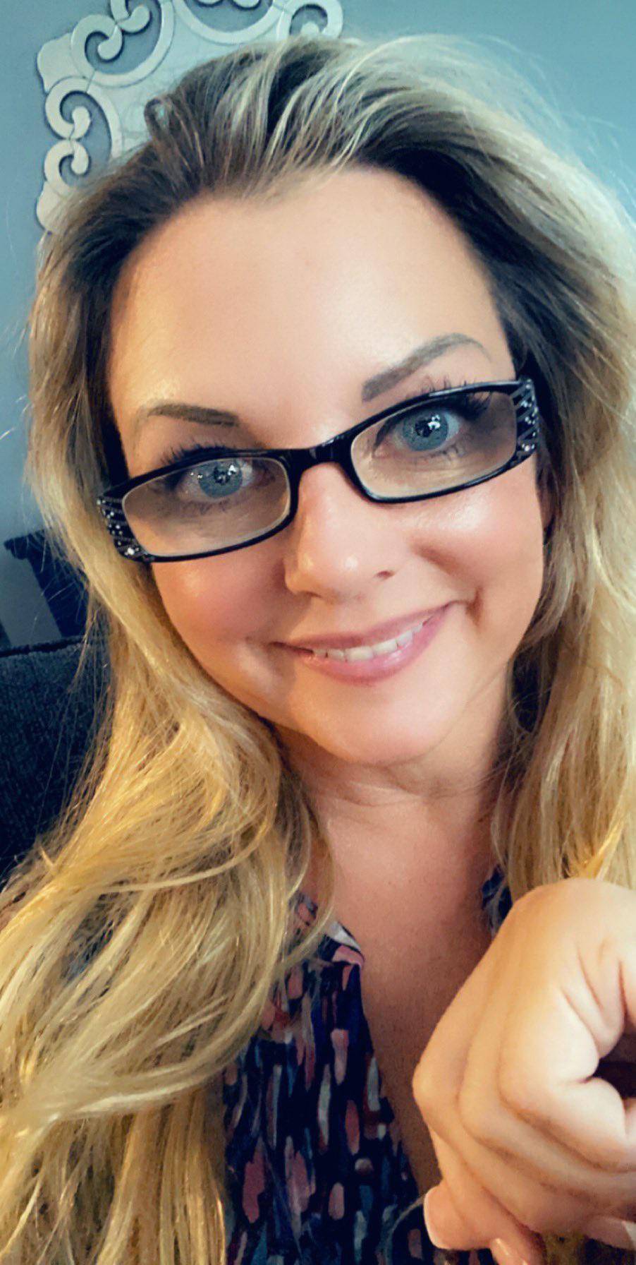 Hot milf in glasses | Scrolller