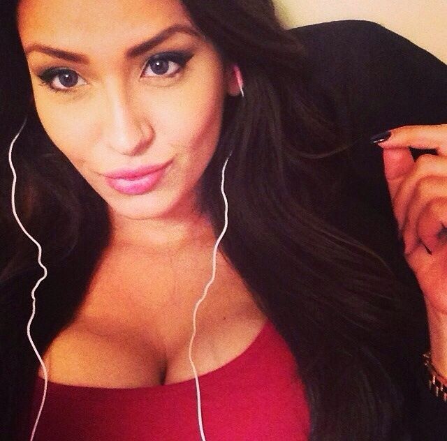 Hot server | Scrolller