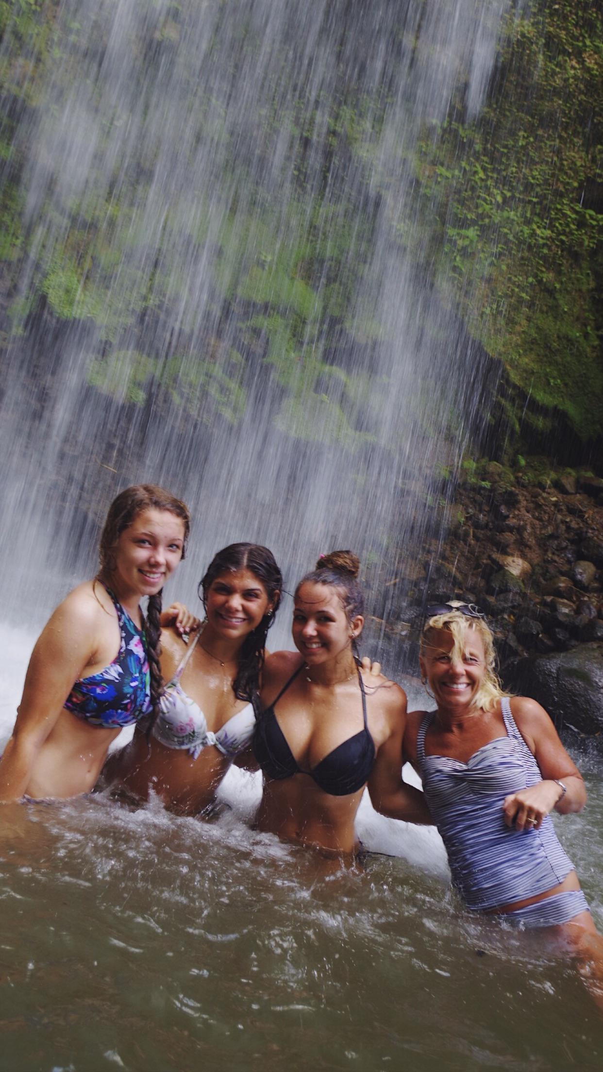 Hot sisters and their mom... who’s your fav? | Scrolller