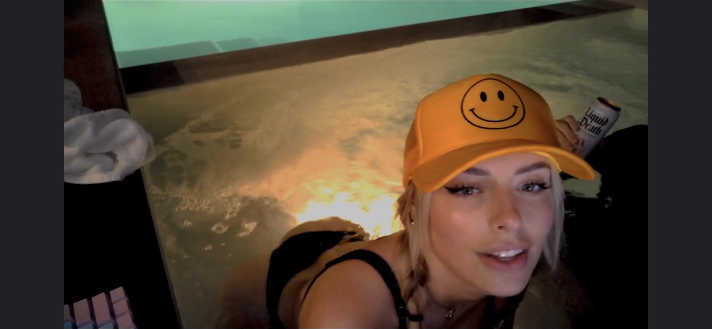 Hot tub stream😍 | Scrolller