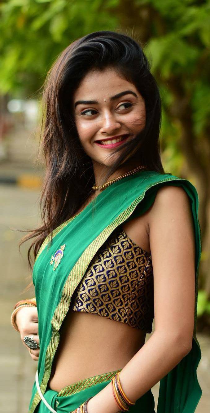 Hottie in saree of the month! | Scrolller
