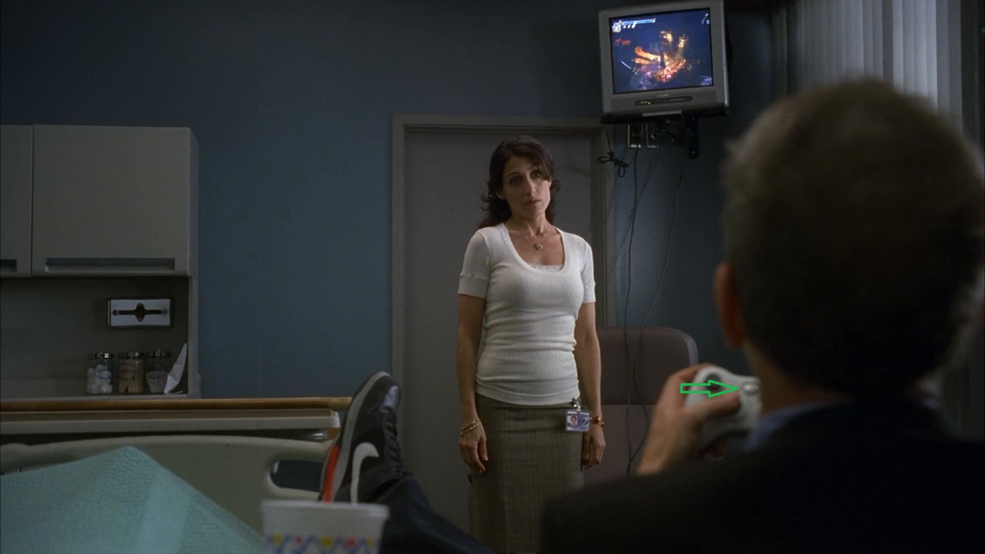 House playing an Xbox 360 game with a disconnected controller | Scrolller