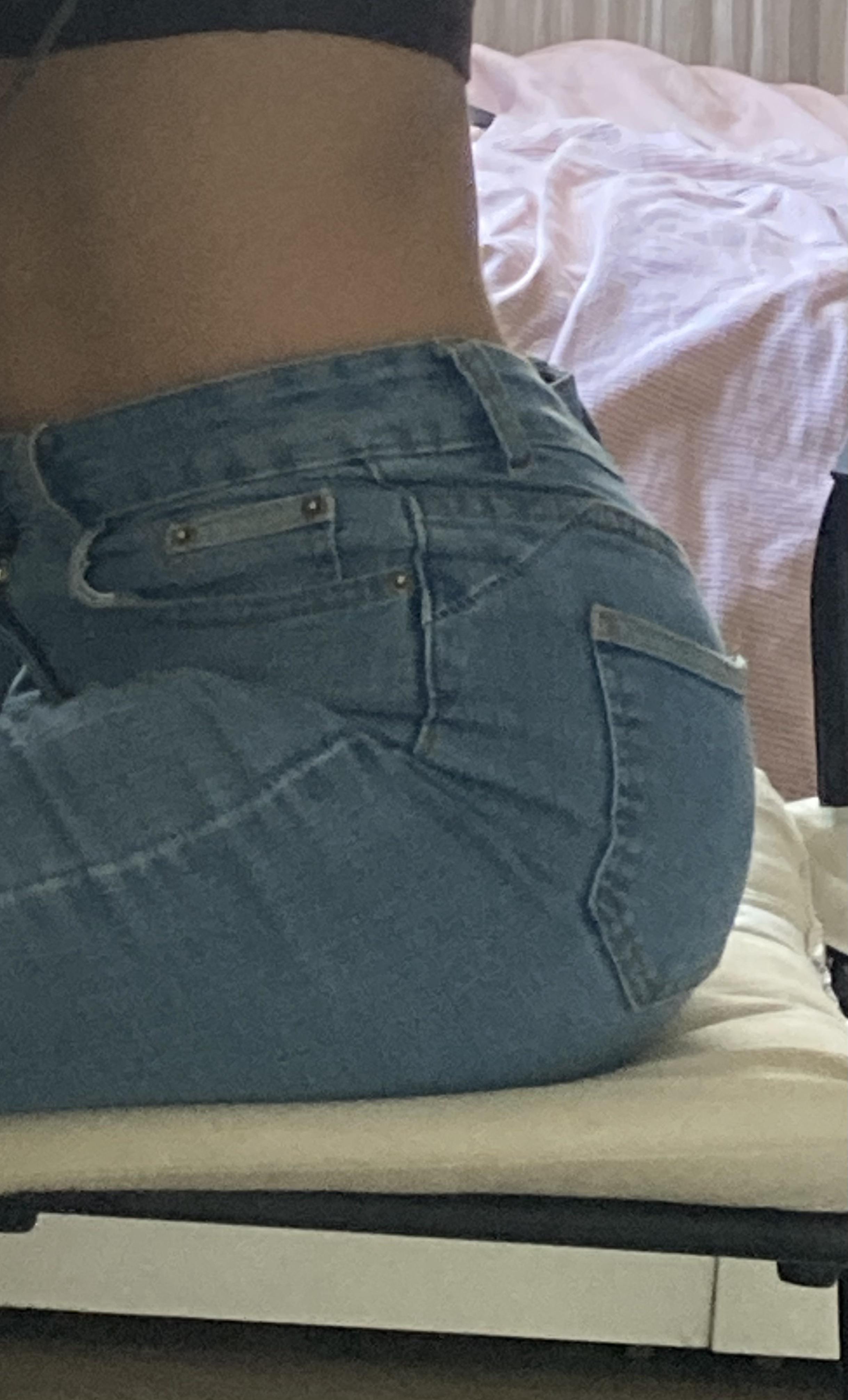 can i sit my ass here for you? | Scrolller