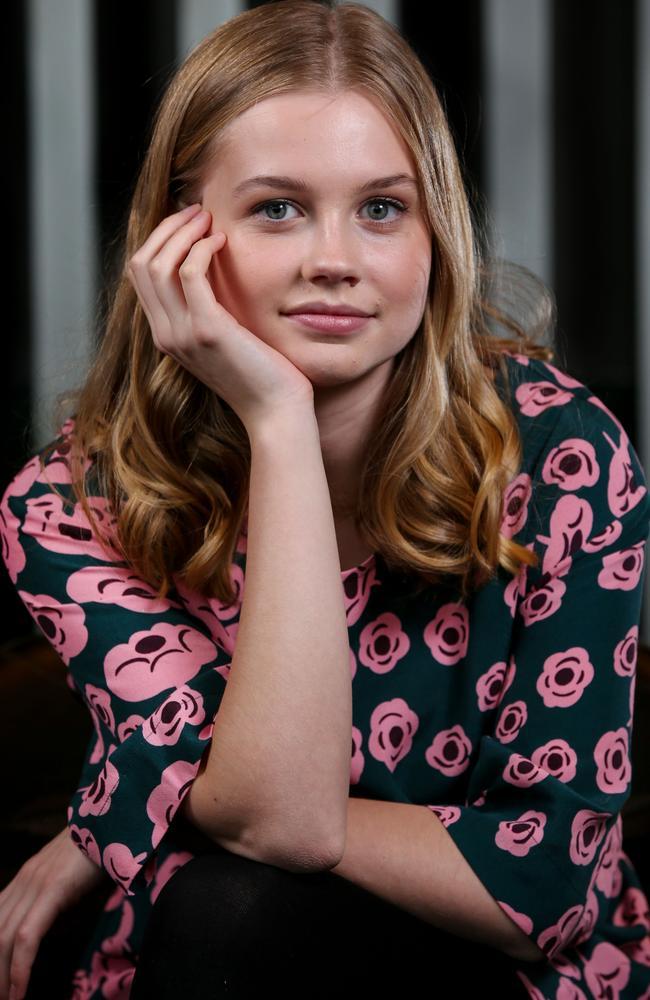 How Is She So Cute Scrolller