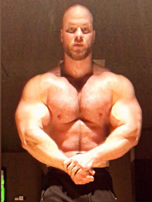 Huge pecs | Scrolller