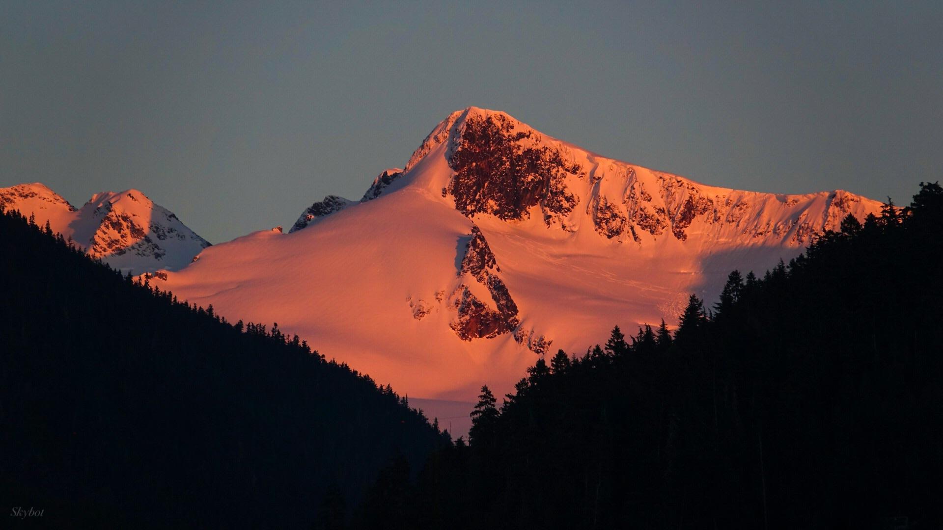 Humbled amongst these fiery peaks🇨🇦 | Scrolller