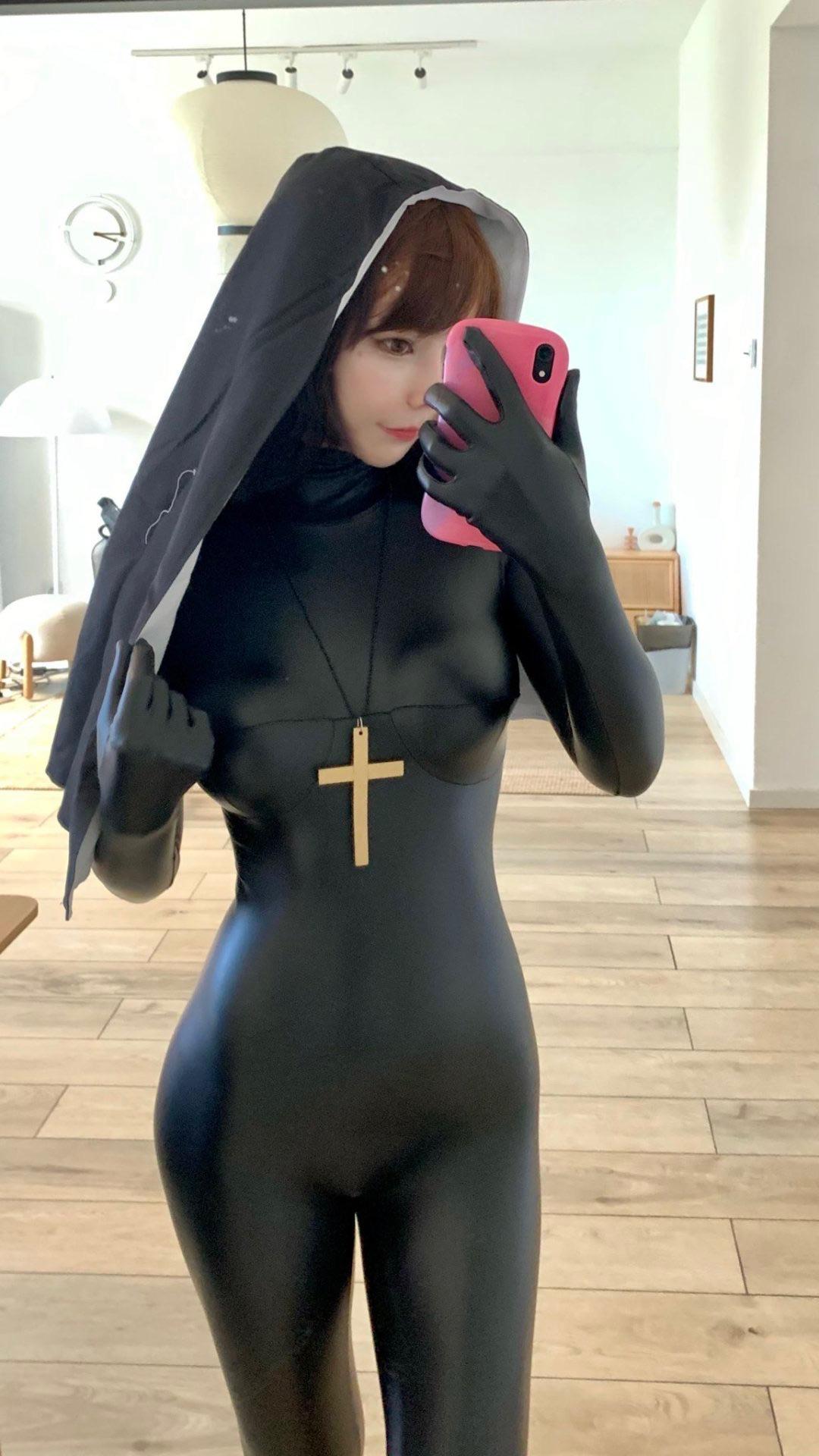 I bet she is looking at porn on that cell phone | Scrolller